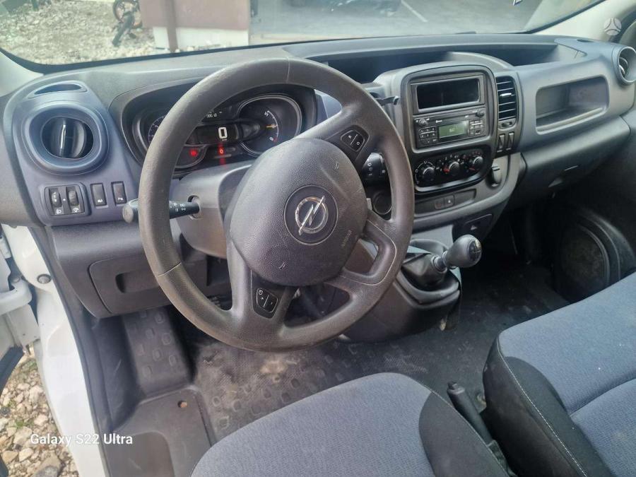White Opel Vivaro 2016 in Kaunas, with an engine capacity of 1.60 L and mileage of 294 thousand km for 3500 €, photo 7 on AUTOMOTO.COM.LV