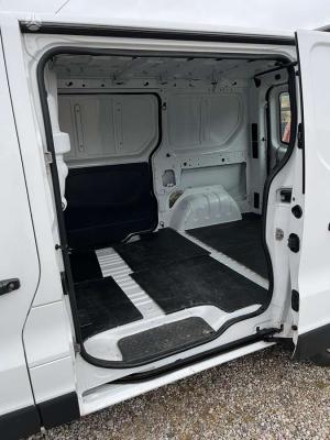 White Opel Vivaro 2017 in Kaunas, with an engine capacity of 1.60 L and mileage of 104 thousand km for 6200 €, photo 9 on AUTOMOTO.COM.LV