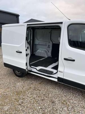 White Opel Vivaro 2017 in Kaunas, with an engine capacity of 1.60 L and mileage of 104 thousand km for 6200 €, photo 12 on AUTOMOTO.COM.LV