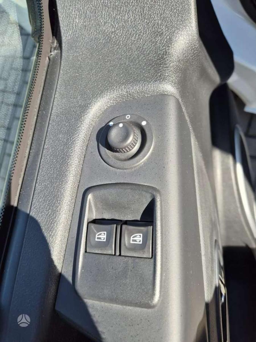 White Opel Vivaro 2017 in Panevezys, with an engine capacity of 1.60 L and mileage of 279 thousand km for 11750 €, photo 39 on AUTOMOTO.COM.LV