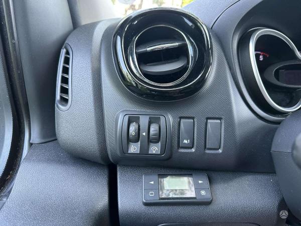 White Opel Vivaro 2018 in Taurage, with an engine capacity of 1.60 L and mileage of 165 thousand km for 7999 €, photo 10 on AUTOMOTO.COM.LV