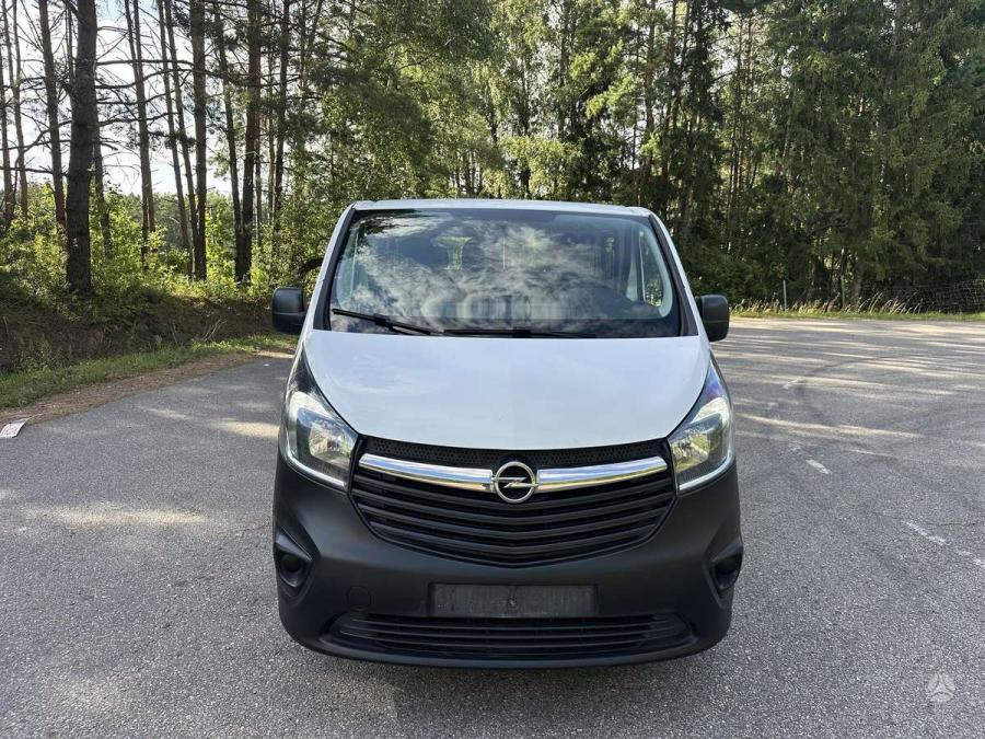 White Opel Vivaro 2018 in Ukmerge, with an engine capacity of 1.60 L and mileage of 214 thousand km for 9550 €, photo 3 on AUTOMOTO.COM.LV