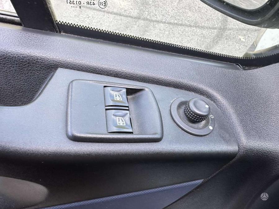 White Opel Vivaro 2018 in Ukmerge, with an engine capacity of 1.60 L and mileage of 214 thousand km for 9550 €, photo 14 on AUTOMOTO.COM.LV