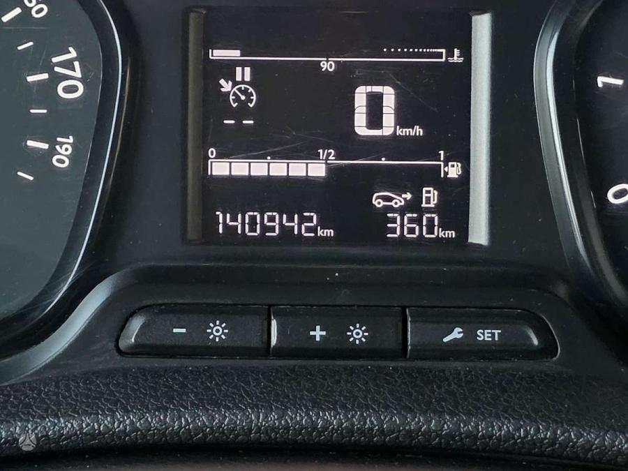 White Opel Vivaro 2020 in Riga, with an engine capacity of 2.00 L and mileage of 141 thousand km for 16950 €, photo 24 on AUTOMOTO.COM.LV