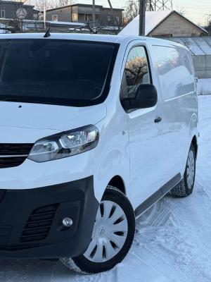 White Opel Vivaro 2021 in Kaunas, with an engine capacity of 1.50 L and mileage of 165 thousand km for 10450 €, photo 3 on AUTOMOTO.COM.LV
