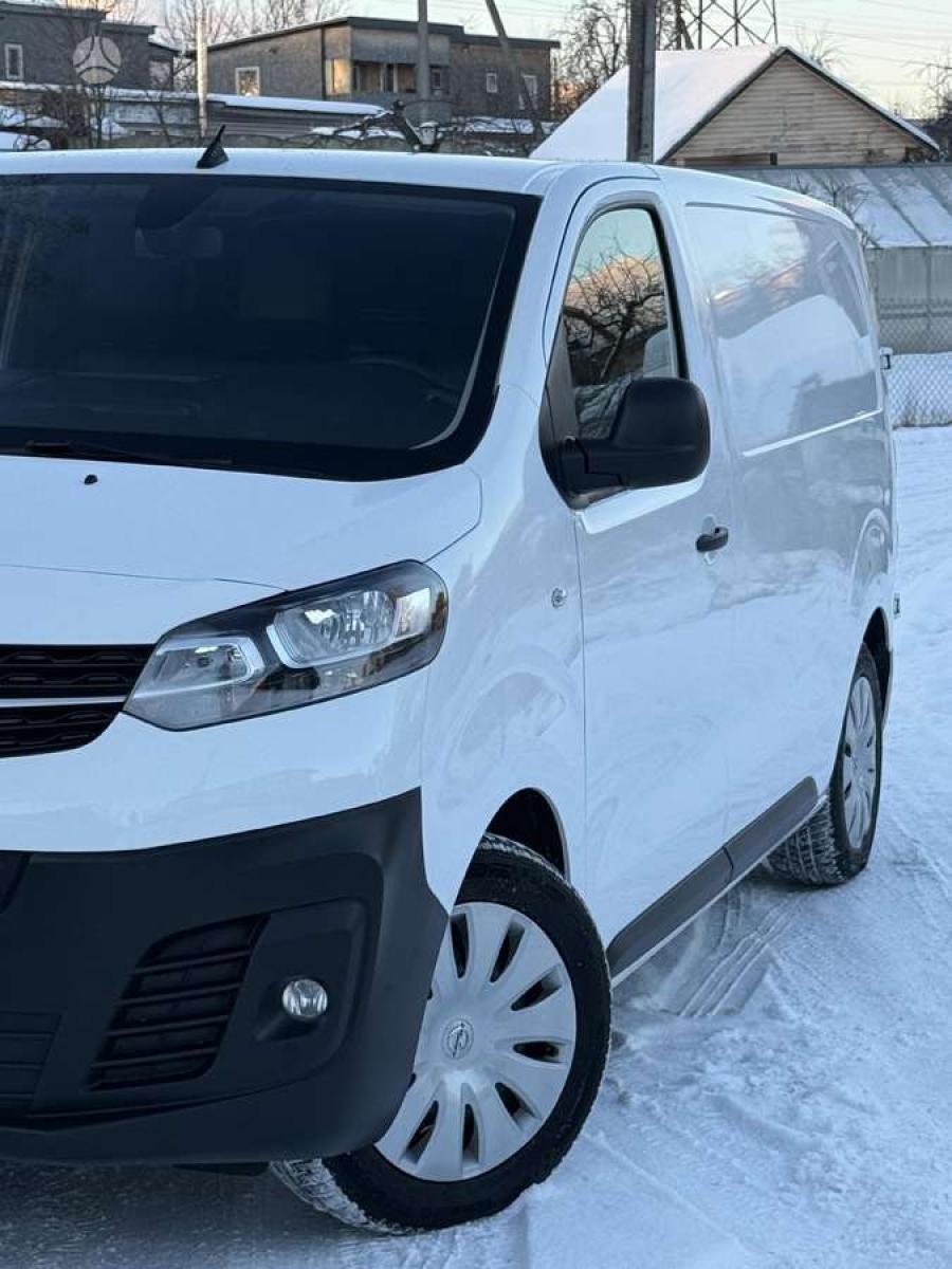White Opel Vivaro 2021 in Kaunas, with an engine capacity of 1.50 L and mileage of 165 thousand km for 10450 €, photo 3 on AUTOMOTO.COM.LV