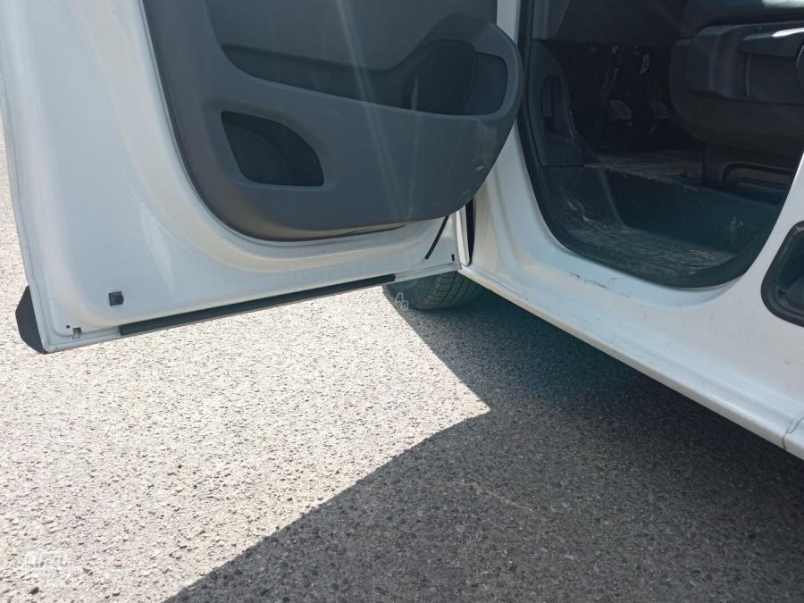 White Opel Vivaro 2021 in Vilnius, with an engine capacity of 2.00 L and mileage of 176 thousand km for 14790 €, photo 20 on AUTOMOTO.COM.LV