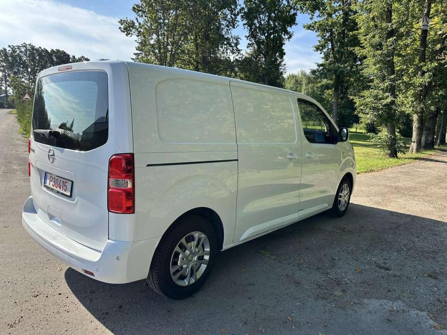 White Opel Vivaro 2021 in Kaunas, with an engine capacity of 1.50 L and mileage of 179 thousand km for 12800 €, photo 6 on AUTOMOTO.COM.LV