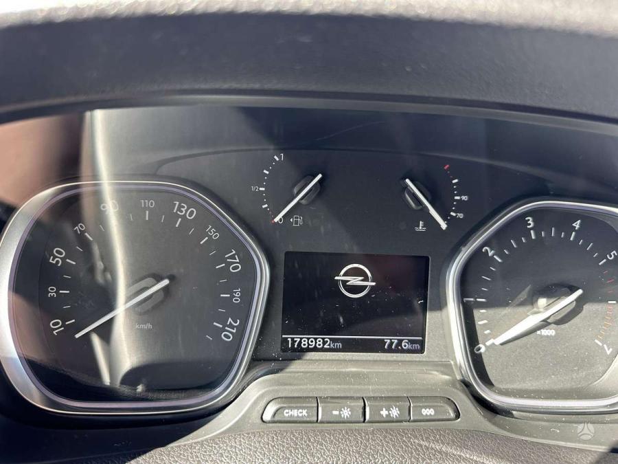 White Opel Vivaro 2021 in Kaunas, with an engine capacity of 1.50 L and mileage of 179 thousand km for 12800 €, photo 22 on AUTOMOTO.COM.LV