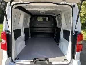 White Opel Vivaro 2021 in Kaunas, with an engine capacity of 1.50 L and mileage of 179 thousand km for 12800 €, photo 27 on AUTOMOTO.COM.LV