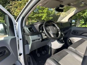 White Opel Vivaro 2021 in Kaunas, with an engine capacity of 1.50 L and mileage of 179 thousand km for 12800 €, photo 35 on AUTOMOTO.COM.LV