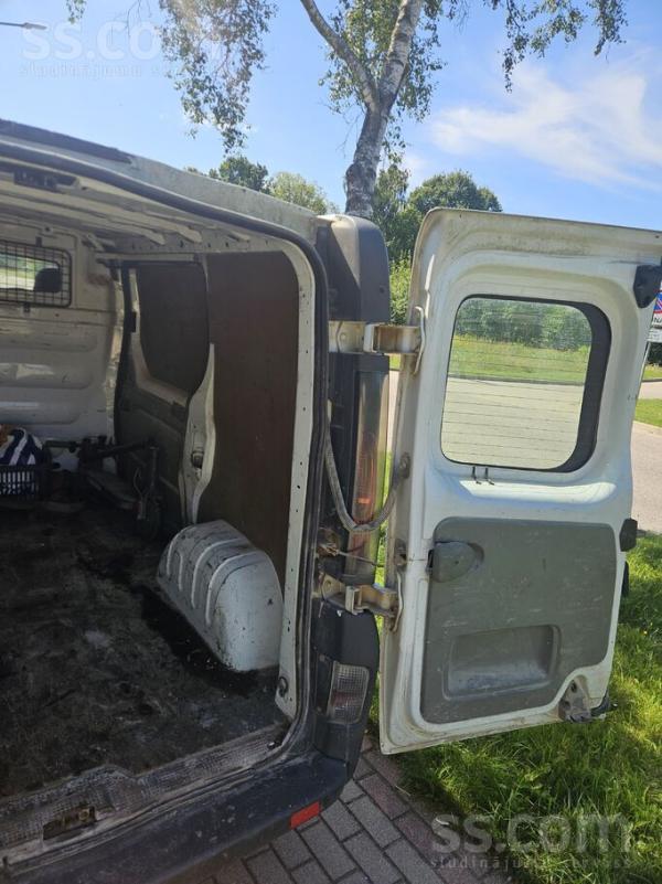 Balts Opel Vivaro 2003 Liepāja, ar dzinēja tilpumu 1.90 L un nobraukumu 450 tūkst. km par 2200 €, foto 6 vietnē AUTOMOTO.COM.LV