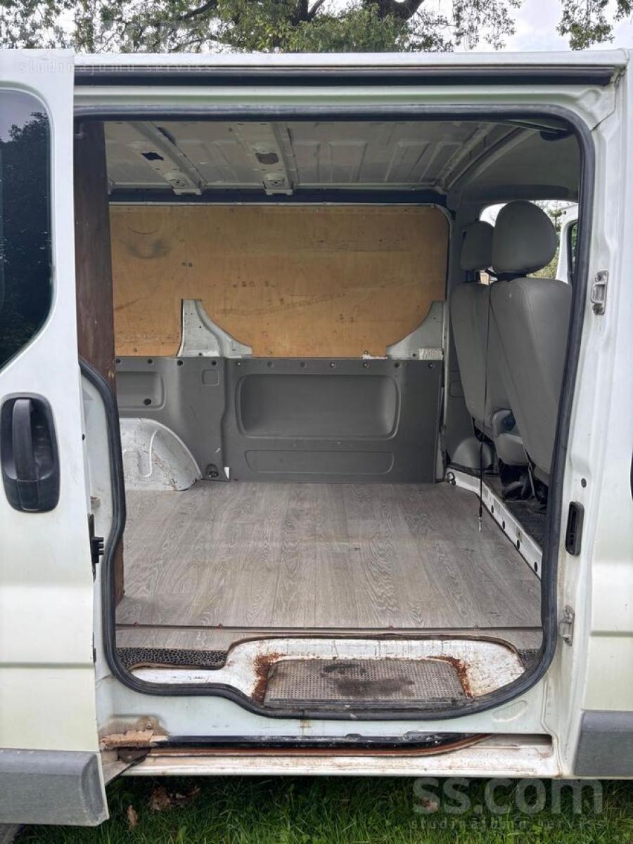 Balts Opel Vivaro 2004 Limbaži, ar dzinēja tilpumu 1.90 L un nobraukumu 446 tūkst. km par 2600 €, foto 3 vietnē AUTOMOTO.COM.LV