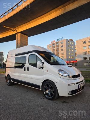Balts Opel Vivaro 2004 Rīga, ar dzinēja tilpumu 2.50 L un nobraukumu 367 tūkst. km par 9700 €, foto  vietnē AUTOMOTO.COM.LV
