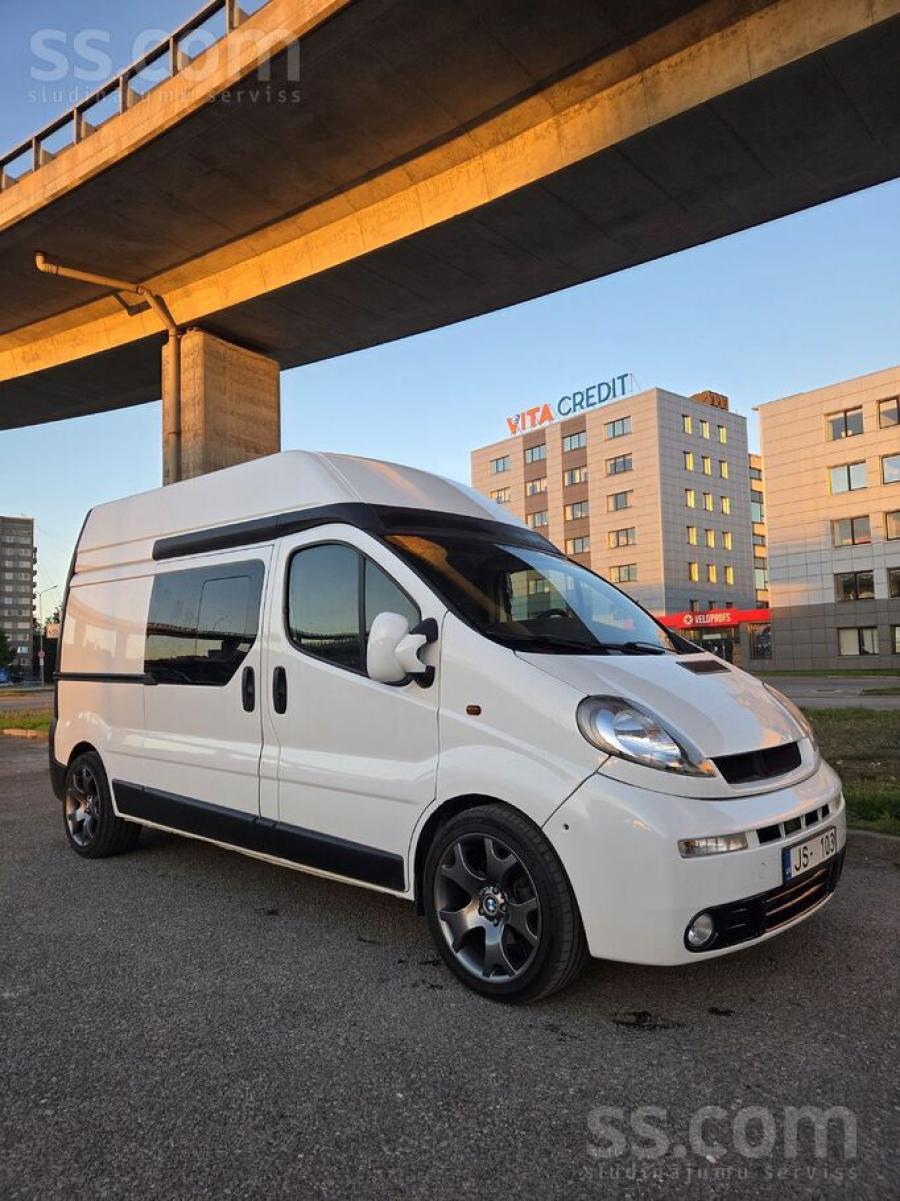 White Opel Vivaro 2004 in Riga, with an engine capacity of 2.50 L and mileage of 367 thousand km for 9700 €, photo 1 on AUTOMOTO.COM.LV