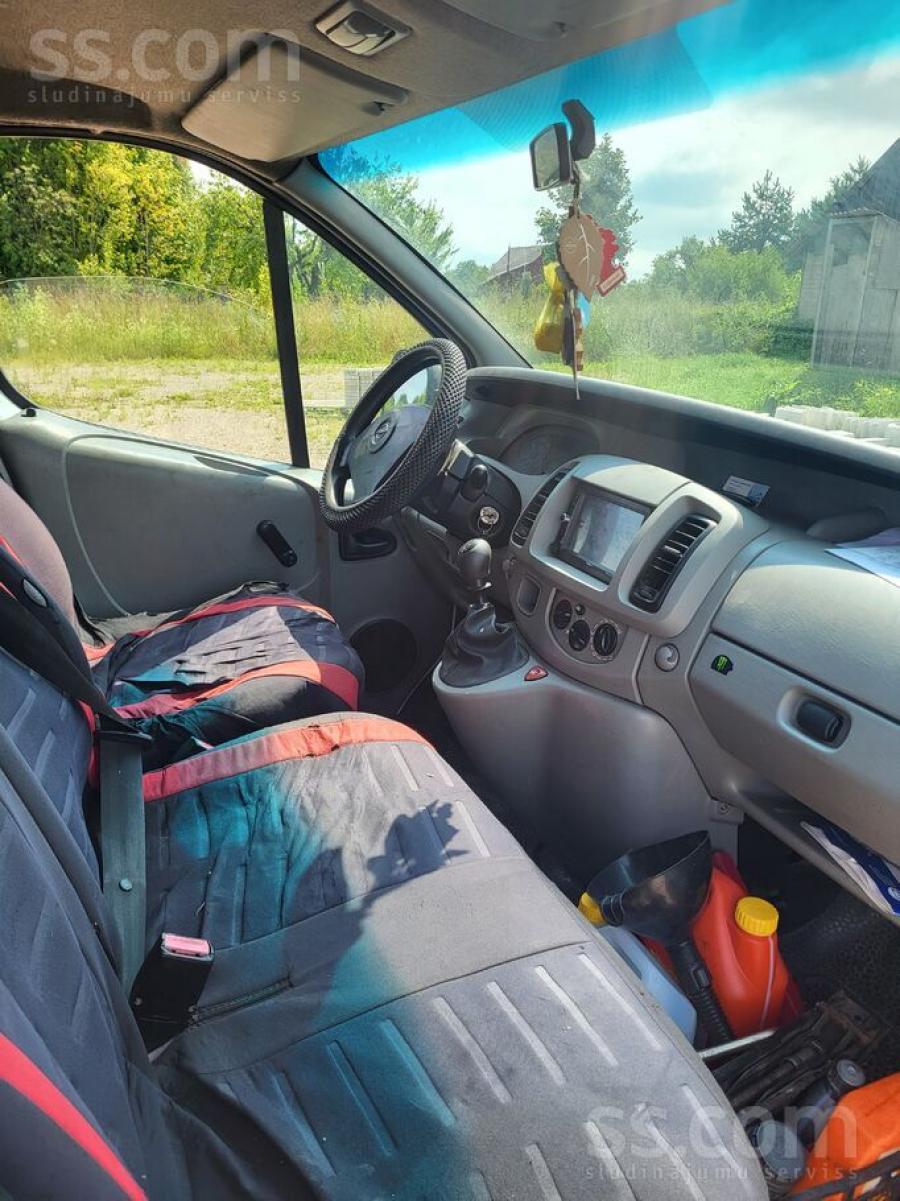 White Opel Vivaro 2005 in Daugavpils, with an engine capacity of 1.90 L and mileage of 454 thousand km for 2600 €, photo 3 on AUTOMOTO.COM.LV
