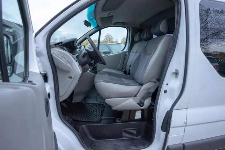 Balts Opel Vivaro 2007 Liepāja, ar dzinēja tilpumu 2.00 L un nobraukumu 365 tūkst. km par 6000 €, foto 9 vietnē AUTOMOTO.COM.LV