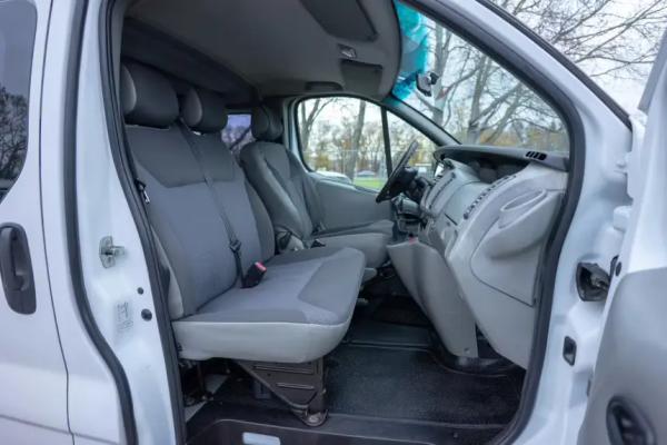 Balts Opel Vivaro 2007 Liepāja, ar dzinēja tilpumu 2.00 L un nobraukumu 365 tūkst. km par 6000 €, foto 10 vietnē AUTOMOTO.COM.LV