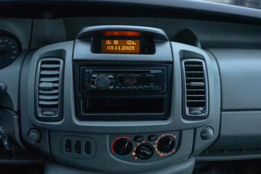 Balts Opel Vivaro 2007 Liepāja, ar dzinēja tilpumu 2.00 L un nobraukumu 365 tūkst. km par 6000 €, foto 16 vietnē AUTOMOTO.COM.LV