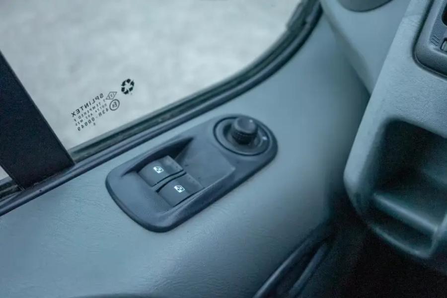 Balts Opel Vivaro 2007 Liepāja, ar dzinēja tilpumu 2.00 L un nobraukumu 365 tūkst. km par 6000 €, foto 18 vietnē AUTOMOTO.COM.LV