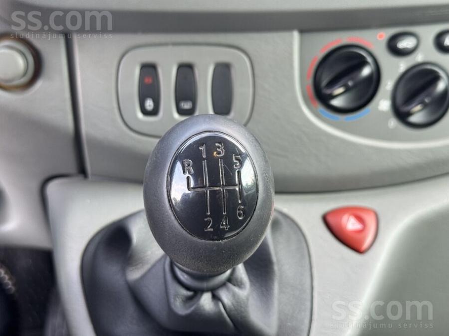 Balts Opel Vivaro 2007 Rīga, ar dzinēja tilpumu 2.00 L un nobraukumu 184 tūkst. km par 6550 €, foto 12 vietnē AUTOMOTO.COM.LV