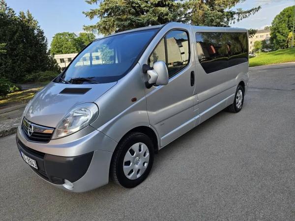 White Opel Vivaro 2009 in Jekabpils, with an engine capacity of 2.50 L and mileage of 418 thousand km for 5490 €, photo 1 on AUTOMOTO.COM.LV
