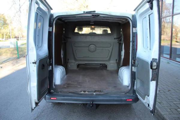 White Opel Vivaro 2010 in Marupe, with an engine capacity of 2.00 L and mileage of 323 thousand km for 6150 €, photo 10 on AUTOMOTO.COM.LV