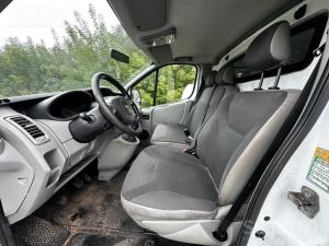 White Opel Vivaro 2013 in Daugavpils, with an engine capacity of 2.00 L and mileage of 328 thousand km for 5300 €, photo 13 on AUTOMOTO.COM.LV