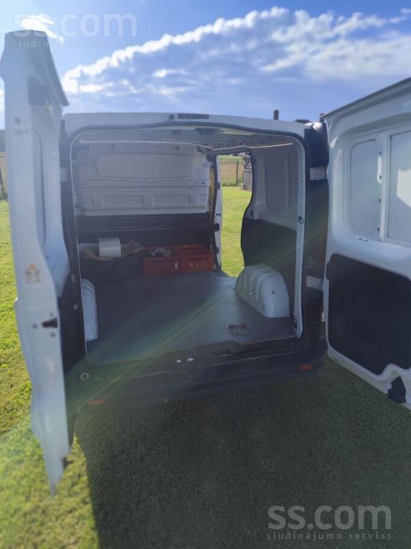 White Opel Vivaro 2016 in Ogre, with an engine capacity of 1.60 L and mileage of 251 thousand km for 8500 €, photo 4 on AUTOMOTO.COM.LV
