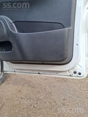 White Opel Vivaro 2017 in Riga, with an engine capacity of 1.60 L and mileage of 434 thousand km for 6500 €, photo 10 on AUTOMOTO.COM.LV