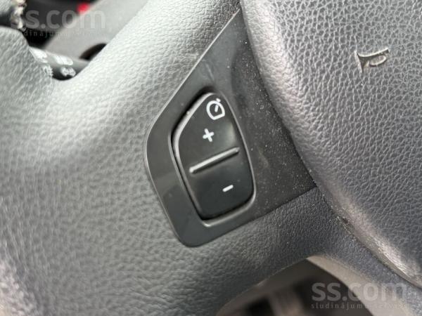 White Opel Vivaro 2018 in Riga, with an engine capacity of 1.60 L and mileage of 222 thousand km for 8950 €, photo 6 on AUTOMOTO.COM.LV