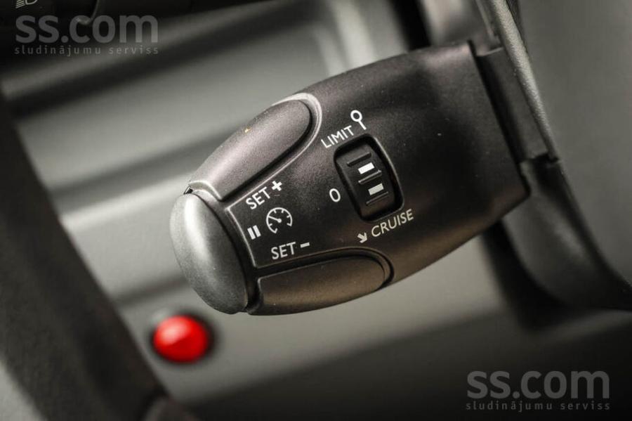 White Opel Vivaro 2022 in Tukums, with an engine capacity of 1.50 L and mileage of 169 thousand km for 13990 €, photo 13 on AUTOMOTO.COM.LV