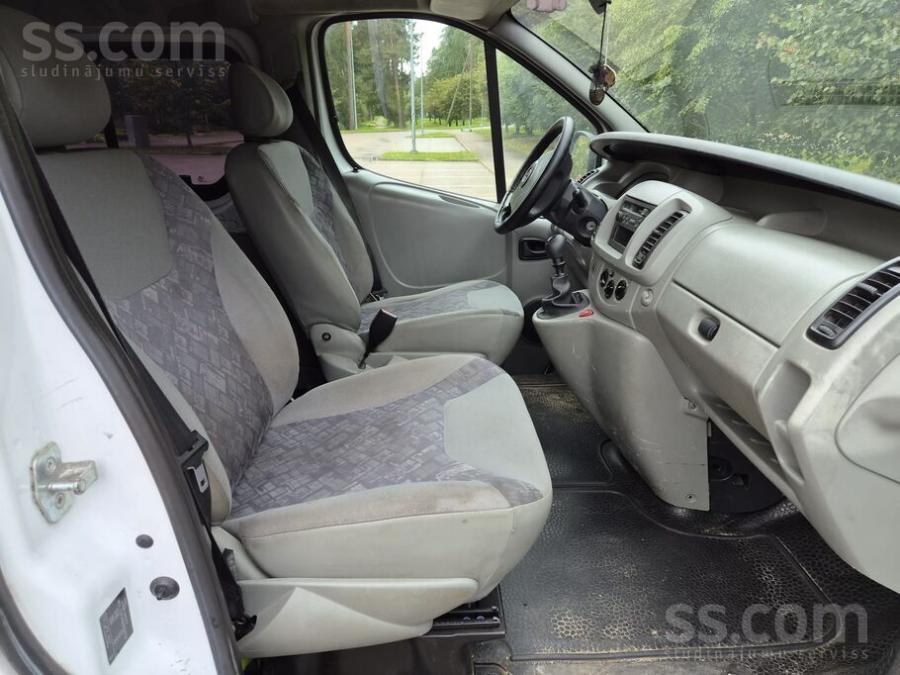 White Opel Vivaro 2004 in Riga, with an engine capacity of 1.90 L and mileage of 256 thousand km for 3200 €, photo 9 on AUTOMOTO.COM.LV