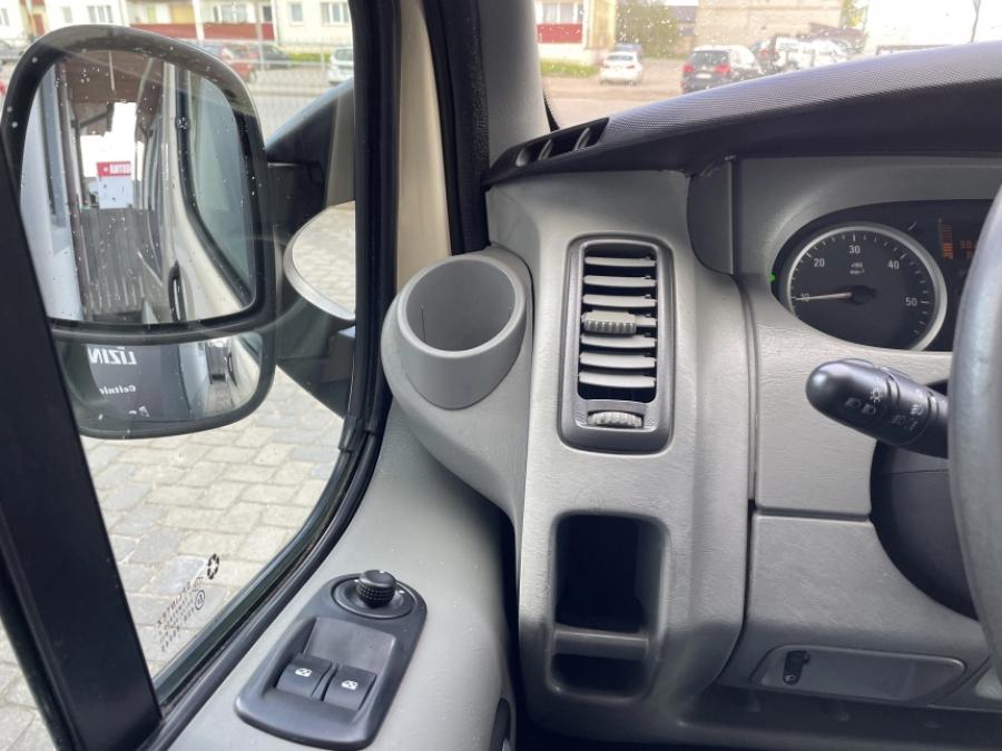 White Opel Vivaro 2008 in Riga, with an engine capacity of 2.00 L and mileage of 382 thousand km for 5200 €, photo 3 on AUTOMOTO.COM.LV
