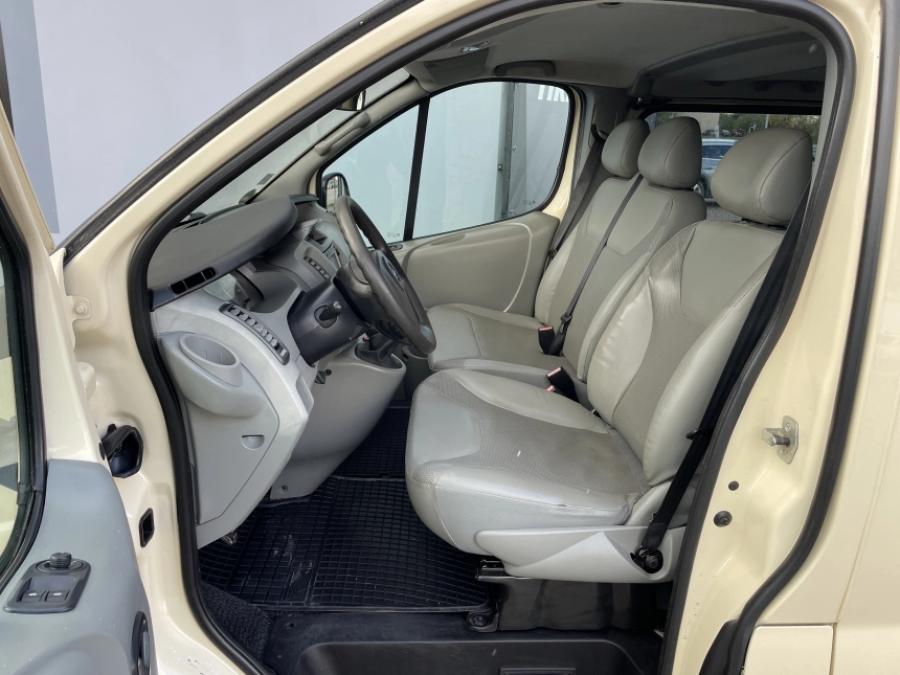 White Opel Vivaro 2008 in Riga, with an engine capacity of 2.00 L and mileage of 382 thousand km for 5200 €, photo 8 on AUTOMOTO.COM.LV