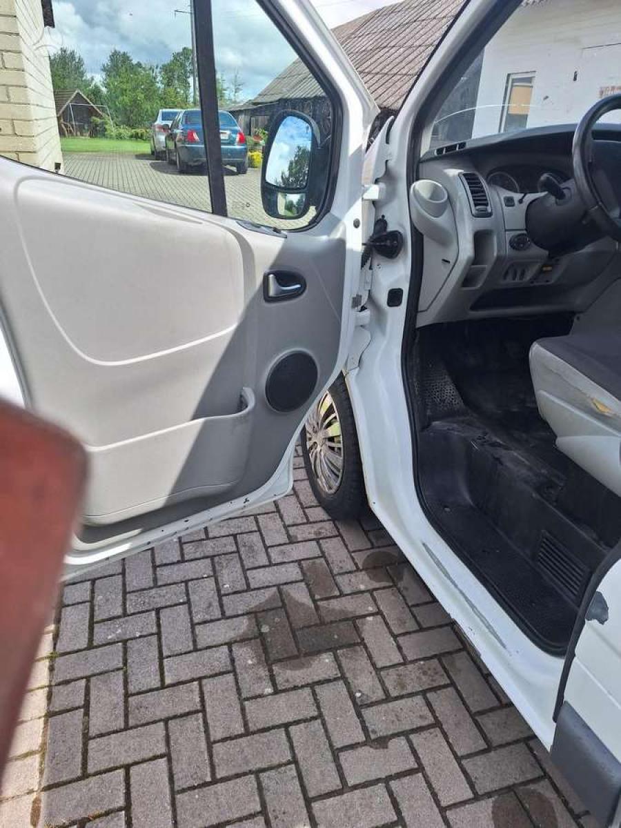 White Opel Vivaro 2008 in Kaunas, with an engine capacity of 2.00 L and mileage of 352 thousand km for 2650 €, photo 9 on AUTOMOTO.COM.LV