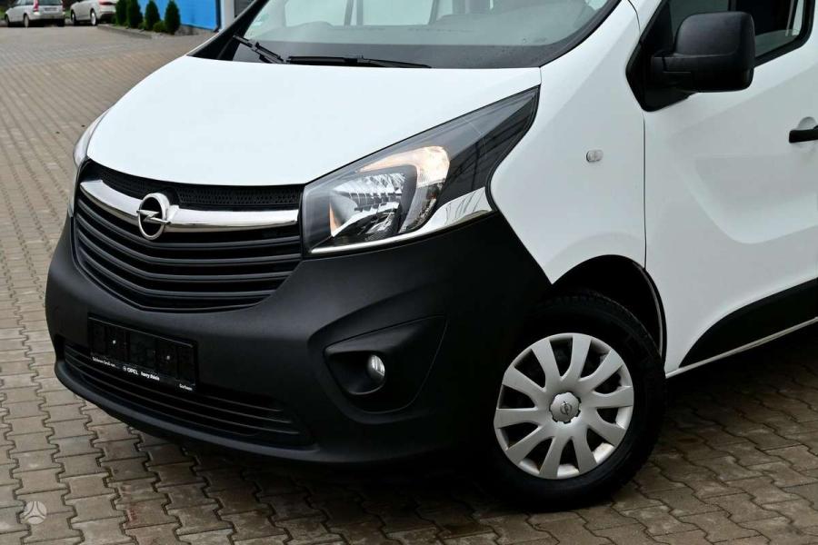 White Opel Vivaro 2018 in Kretinga, with an engine capacity of 1.60 L and mileage of 284 thousand km for 11499 €, photo 4 on AUTOMOTO.COM.LV