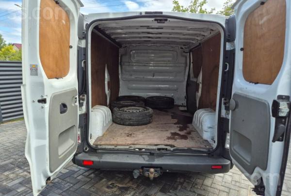White Opel Vivaro 2006 in Kuldiga, with an engine capacity of 2.50 L and mileage of 340 thousand km for 5500 €, photo 4 on AUTOMOTO.COM.LV