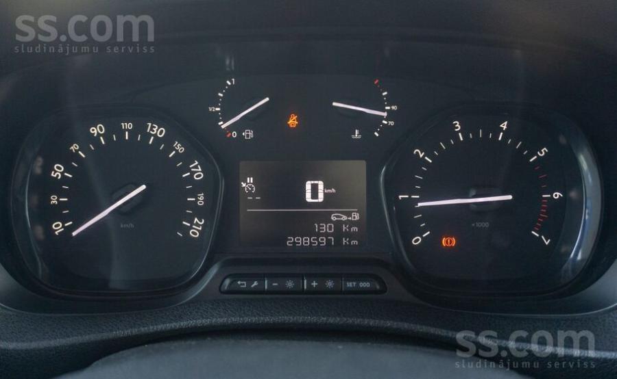 White Opel Vivaro 2019 in Riga, with an engine capacity of 1.50 L and mileage of 298 thousand km for 8990 €, photo 16 on AUTOMOTO.COM.LV
