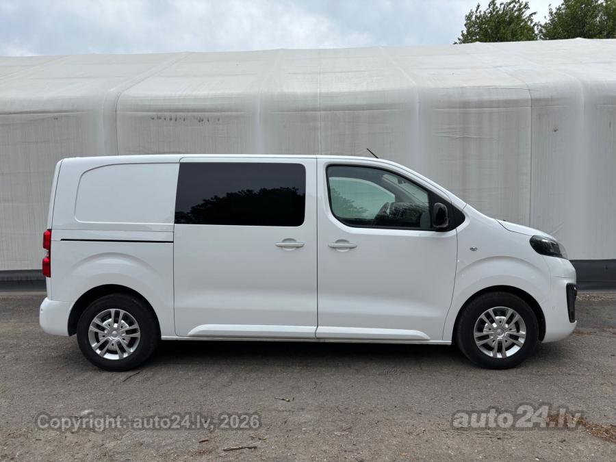 White Opel Vivaro 2022 in Ogre, with an engine capacity of 2.00 L and mileage of 132 thousand km for 15900 €, photo 3 on AUTOMOTO.COM.LV