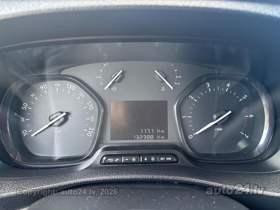 White Opel Vivaro 2022 in Ogre, with an engine capacity of 2.00 L and mileage of 132 thousand km for 15900 €, photo 10 on AUTOMOTO.COM.LV
