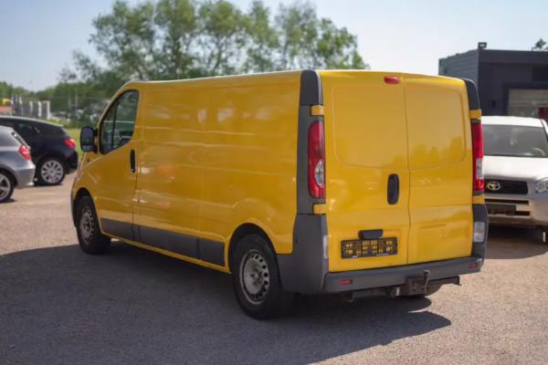Yellow Opel Vivaro 2010 in Liepaja, with an engine capacity of 2.50 L and mileage of 225 thousand km for 6400 €, photo 2 on AUTOMOTO.COM.LV
