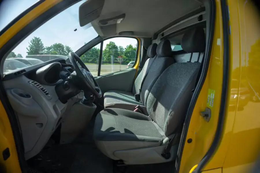Yellow Opel Vivaro 2010 in Liepaja, with an engine capacity of 2.50 L and mileage of 225 thousand km for 6400 €, photo 8 on AUTOMOTO.COM.LV
