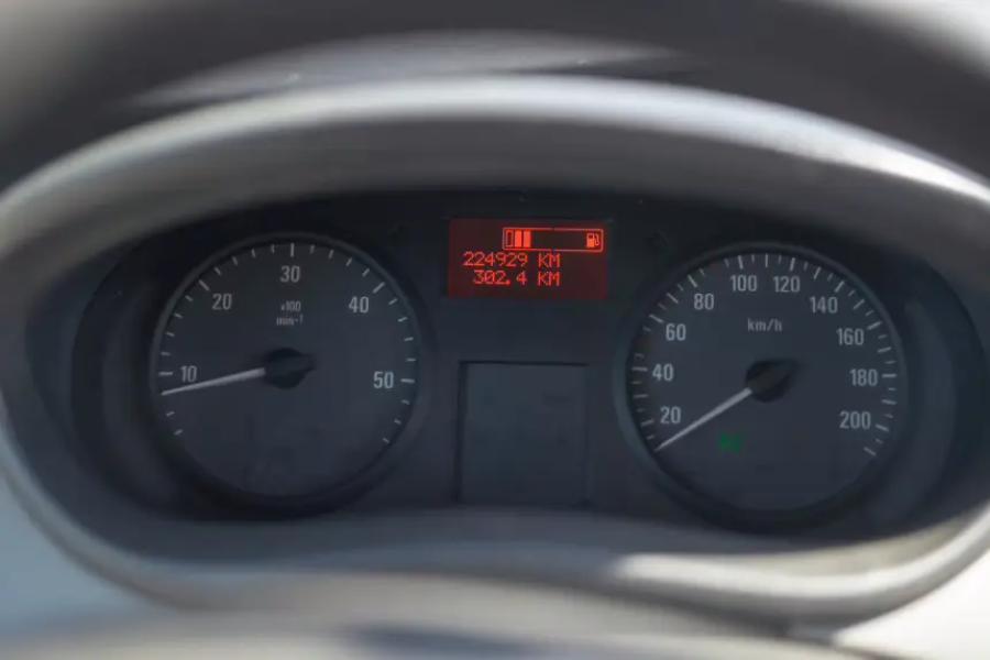 Yellow Opel Vivaro 2010 in Liepaja, with an engine capacity of 2.50 L and mileage of 225 thousand km for 6400 €, photo 12 on AUTOMOTO.COM.LV