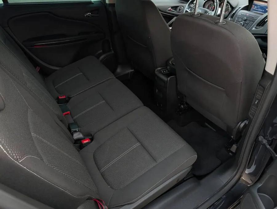 Black Opel Zafira 2013 in Jurmala, with an engine capacity of 1.60 L and mileage of 232 thousand km for 6950 €, photo 18 on AUTOMOTO.COM.LV