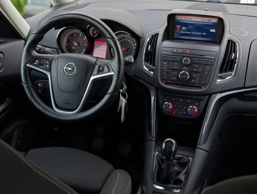 Black Opel Zafira 2013 in Jurmala, with an engine capacity of 1.60 L and mileage of 232 thousand km for 6950 €, photo 21 on AUTOMOTO.COM.LV