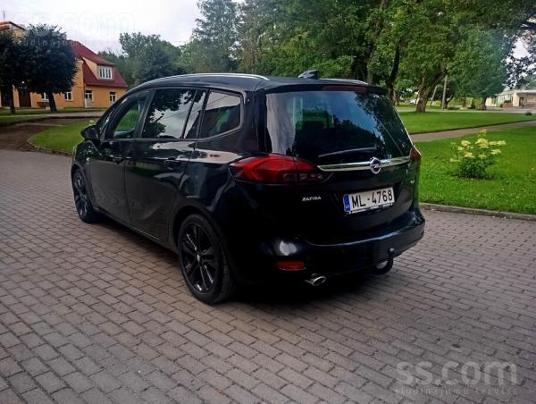 Black Opel Zafira 2016 in Liepaja, with an engine capacity of 2.00 L and mileage of 312 thousand km for 8500 €, photo 3 on AUTOMOTO.COM.LV