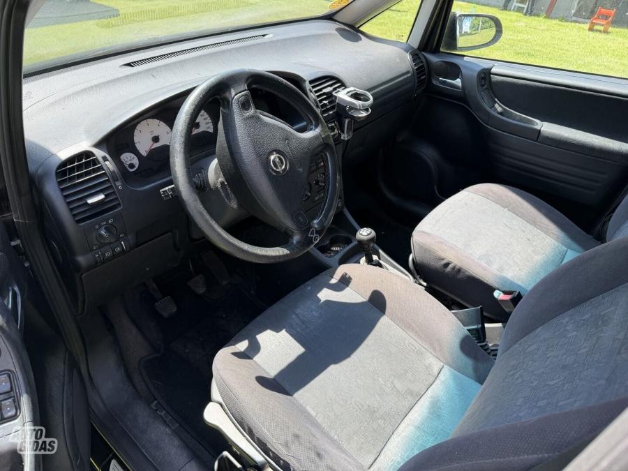 Black Opel Zafira 2001 in Alytus, with an engine capacity of 2.00 L and mileage of 287 thousand km for 550 €, photo 10 on AUTOMOTO.COM.LV