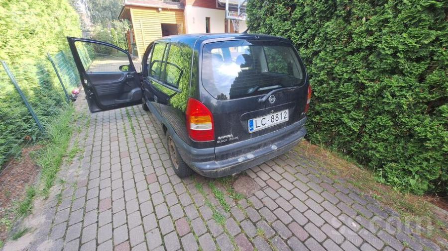 Black Opel Zafira 2002 in Riga, with an engine capacity of 1.80 L and mileage of 224 thousand km for 200 €, photo 5 on AUTOMOTO.COM.LV