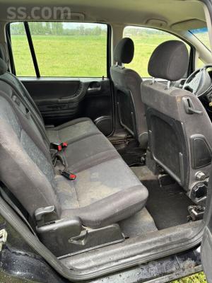 Black Opel Zafira 2002 in Rezekne, with an engine capacity of 2.00 L and mileage of 268 thousand km for 1100 €, photo 5 on AUTOMOTO.COM.LV
